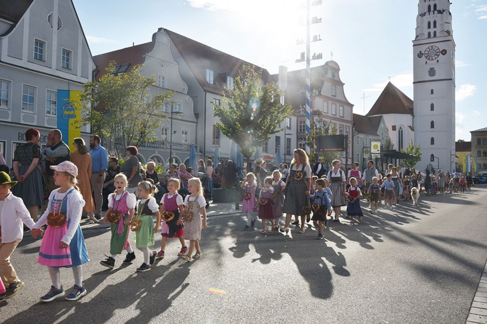 In Pfaffenhofen wird jetzt gefeiert: Große Bilder-Galerie vom Volksfest ...