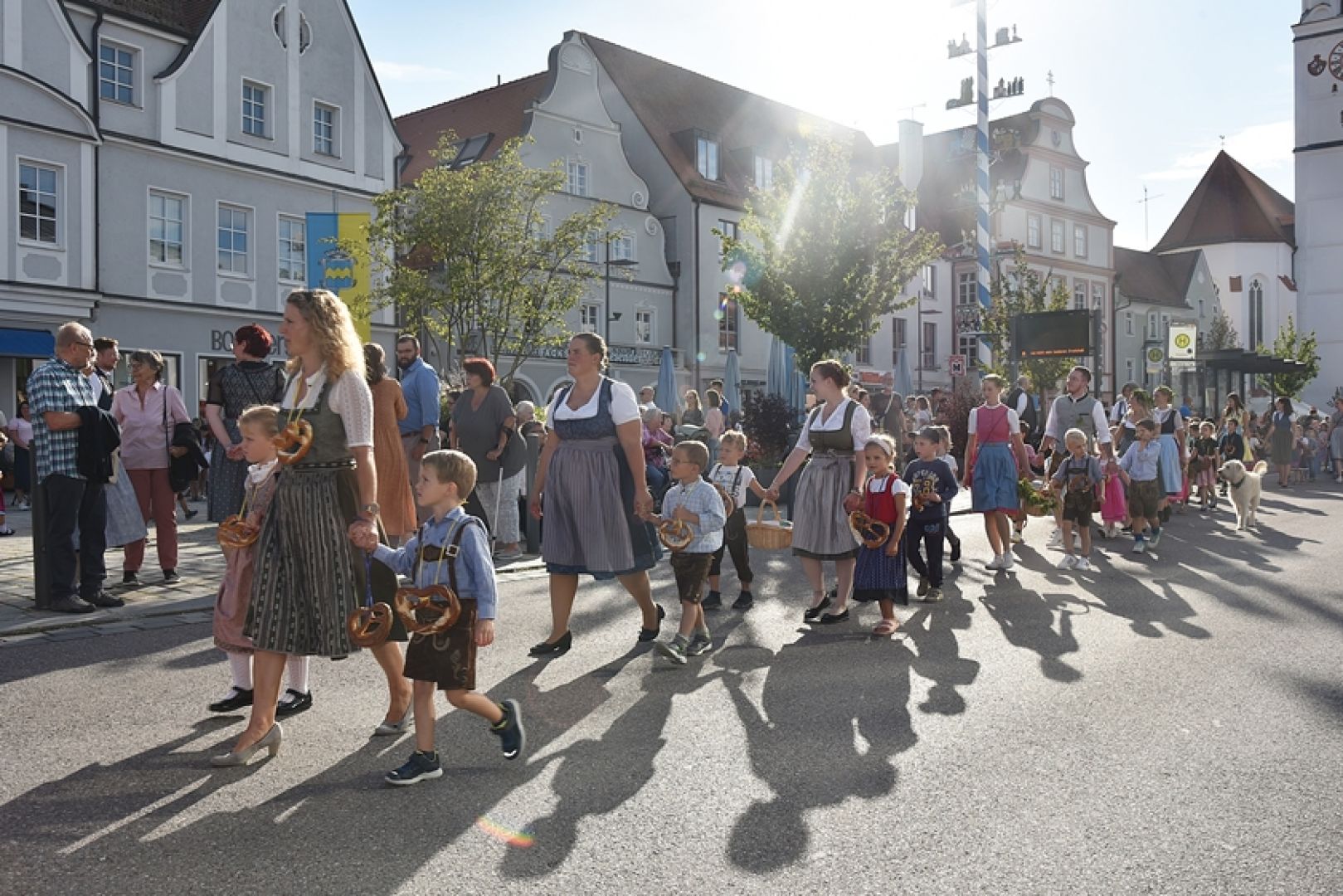 In Pfaffenhofen wird jetzt gefeiert: Große Bilder-Galerie vom Volksfest ...