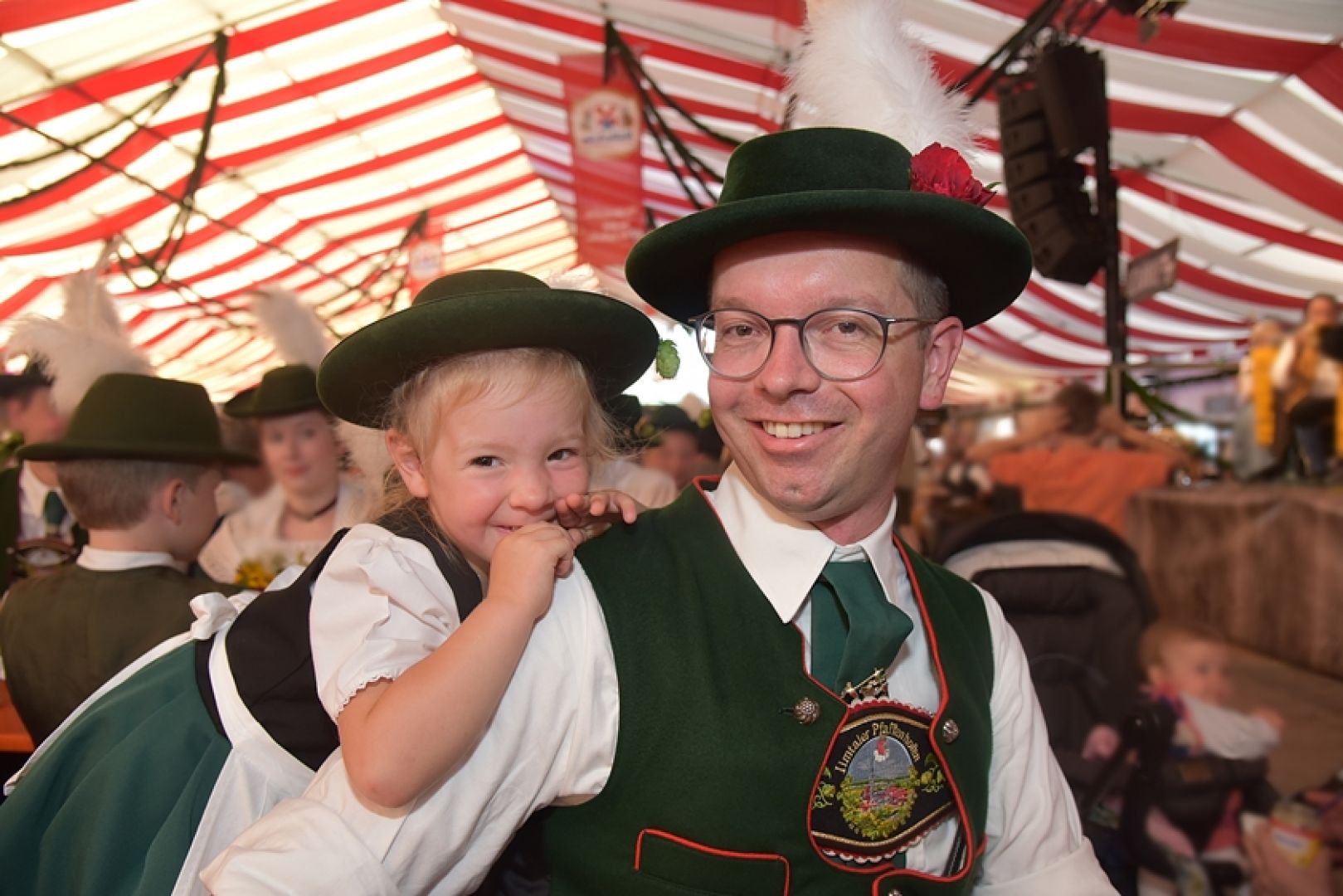 In Pfaffenhofen wird jetzt gefeiert: Große Bilder-Galerie vom Volksfest ...