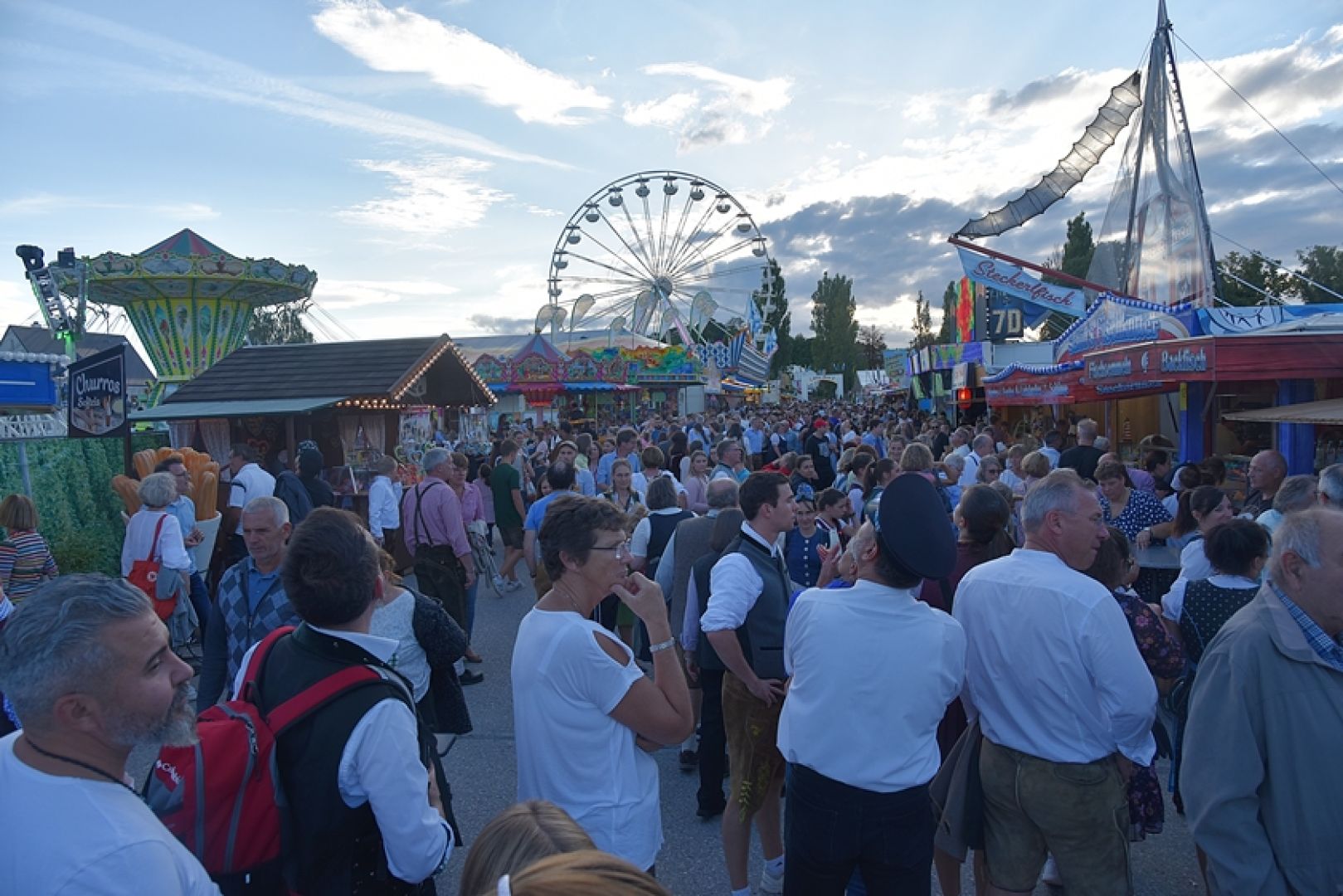 In Pfaffenhofen wird jetzt gefeiert: Große Bilder-Galerie vom Volksfest ...